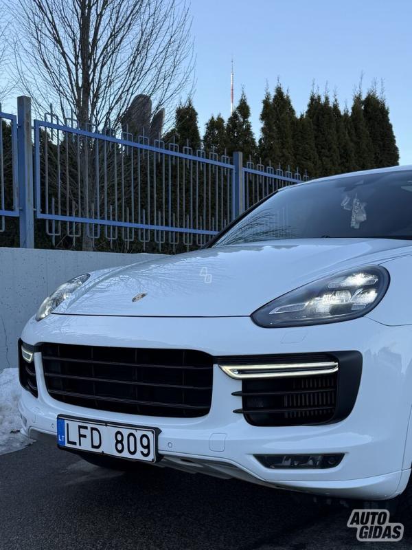 White Porsche Cayenne 2016 in Vilnius, with an engine capacity of 3.60 L and mileage of 202 thousand km for 26000 €, photo 2 on AUTOMOTO.COM.LV
