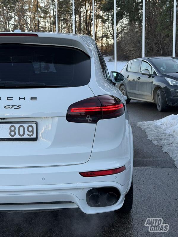 White Porsche Cayenne 2016 in Vilnius, with an engine capacity of 3.60 L and mileage of 202 thousand km for 26000 €, photo 4 on AUTOMOTO.COM.LV