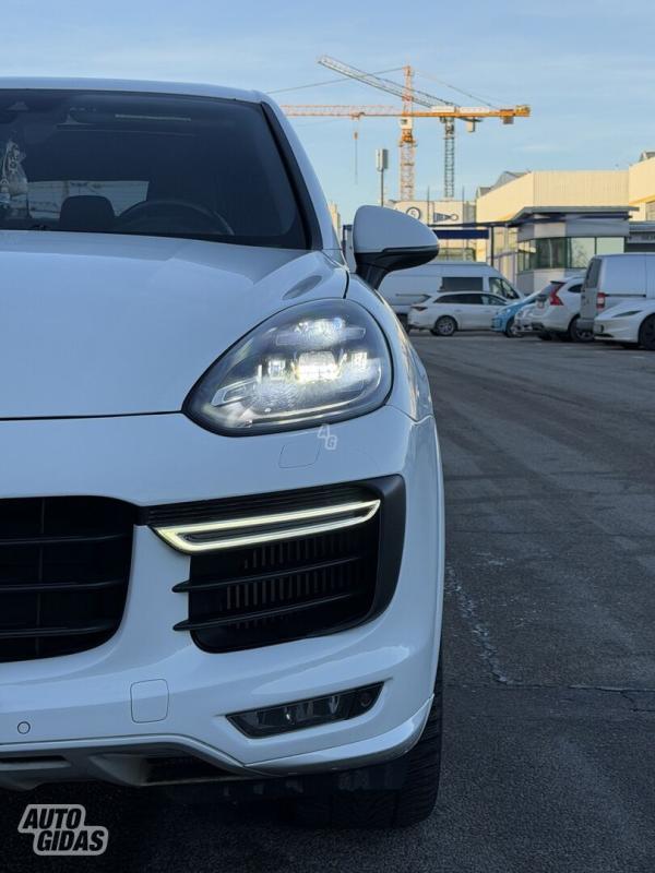 White Porsche Cayenne 2016 in Vilnius, with an engine capacity of 3.60 L and mileage of 202 thousand km for 26000 €, photo 6 on AUTOMOTO.COM.LV