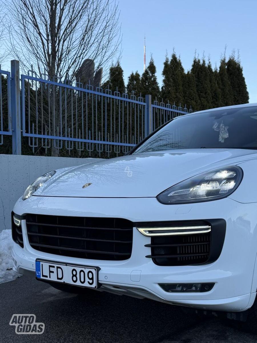 White Porsche Cayenne 2016 in Vilnius, with an engine capacity of 3.60 L and mileage of 202 thousand km for 24000 €, photo 3 on AUTOMOTO.COM.LV