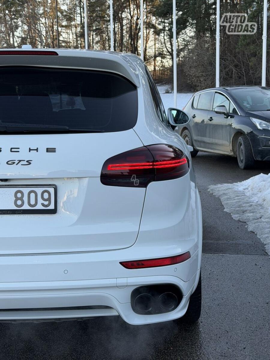 White Porsche Cayenne 2016 in Vilnius, with an engine capacity of 3.60 L and mileage of 202 thousand km for 24000 €, photo 5 on AUTOMOTO.COM.LV