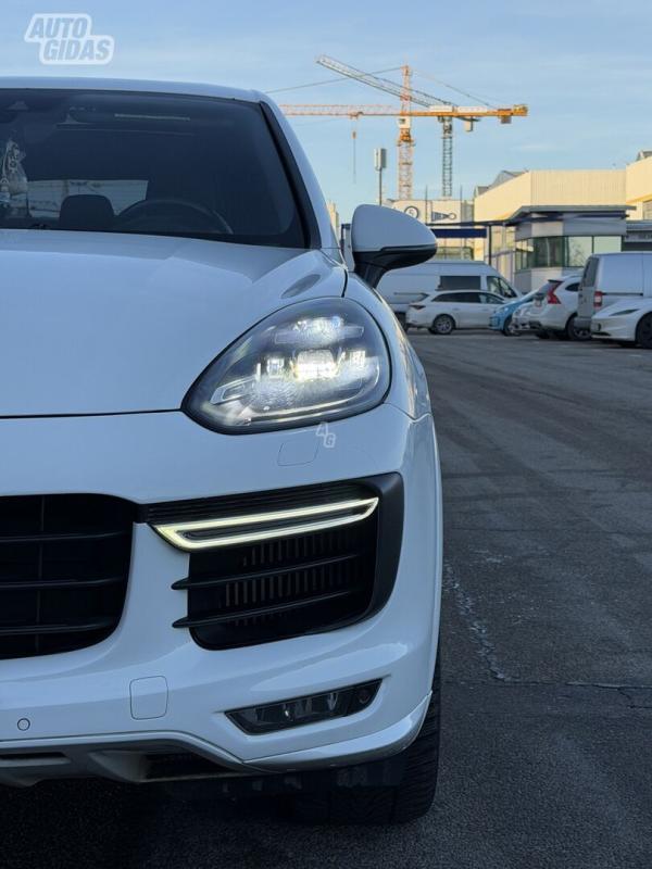 White Porsche Cayenne 2016 in Vilnius, with an engine capacity of 3.60 L and mileage of 202 thousand km for 24000 €, photo 6 on AUTOMOTO.COM.LV