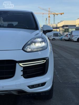 White Porsche Cayenne 2016 in Vilnius, with an engine capacity of 3.60 L and mileage of 202 thousand km for 24000 €, photo 7 on AUTOMOTO.COM.LV