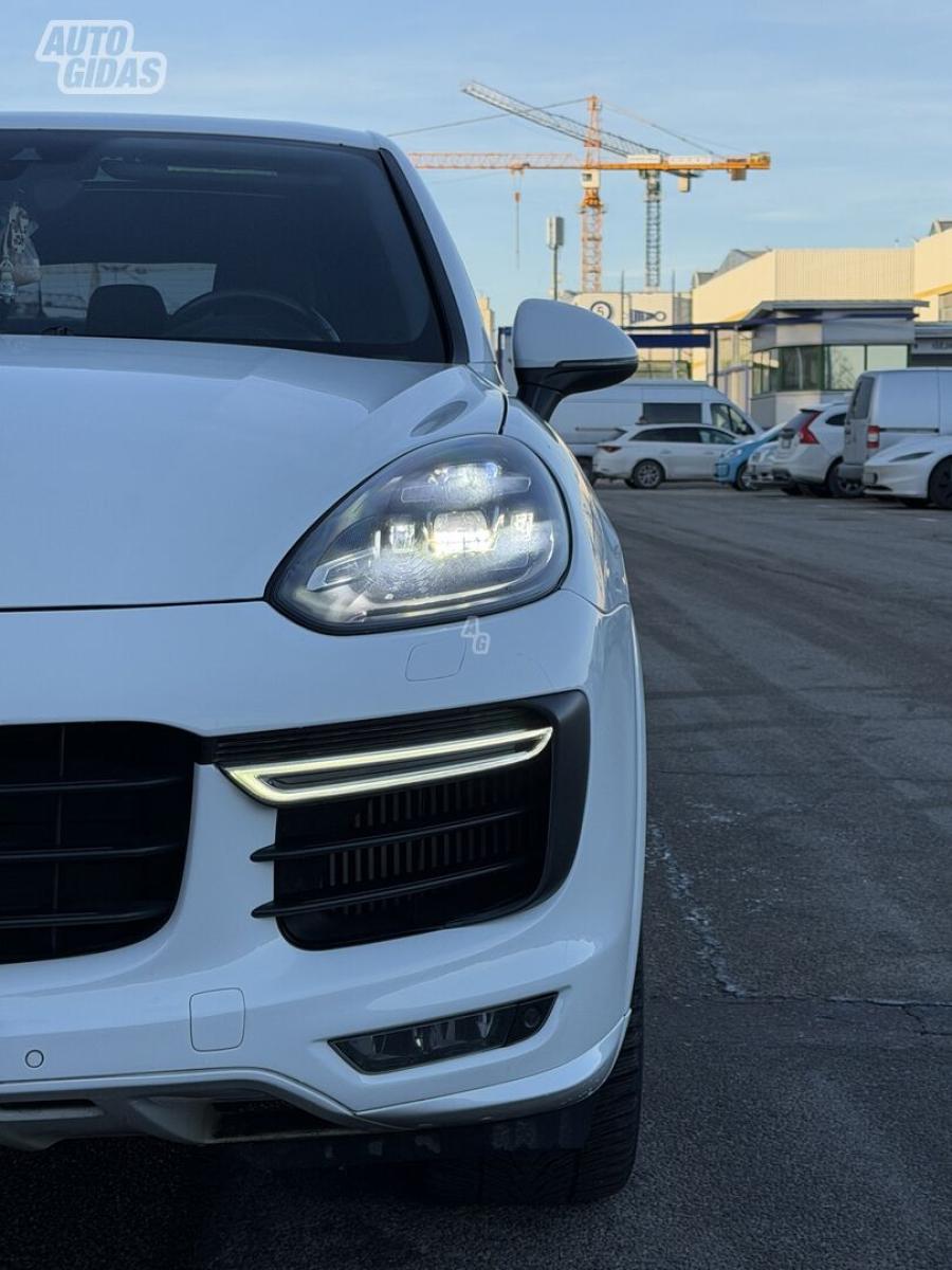White Porsche Cayenne 2016 in Vilnius, with an engine capacity of 3.60 L and mileage of 202 thousand km for 24000 €, photo 7 on AUTOMOTO.COM.LV