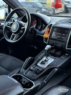 White Porsche Cayenne 2016 in Vilnius, with an engine capacity of 3.60 L and mileage of 202 thousand km for 24000 €, photo 8 on AUTOMOTO.COM.LV