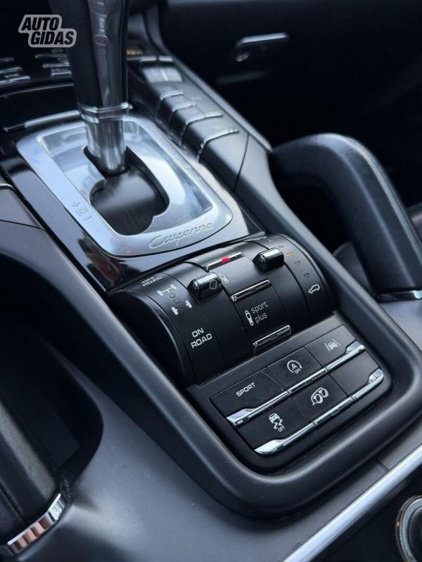 White Porsche Cayenne 2016 in Vilnius, with an engine capacity of 3.60 L and mileage of 202 thousand km for 24000 €, photo 9 on AUTOMOTO.COM.LV