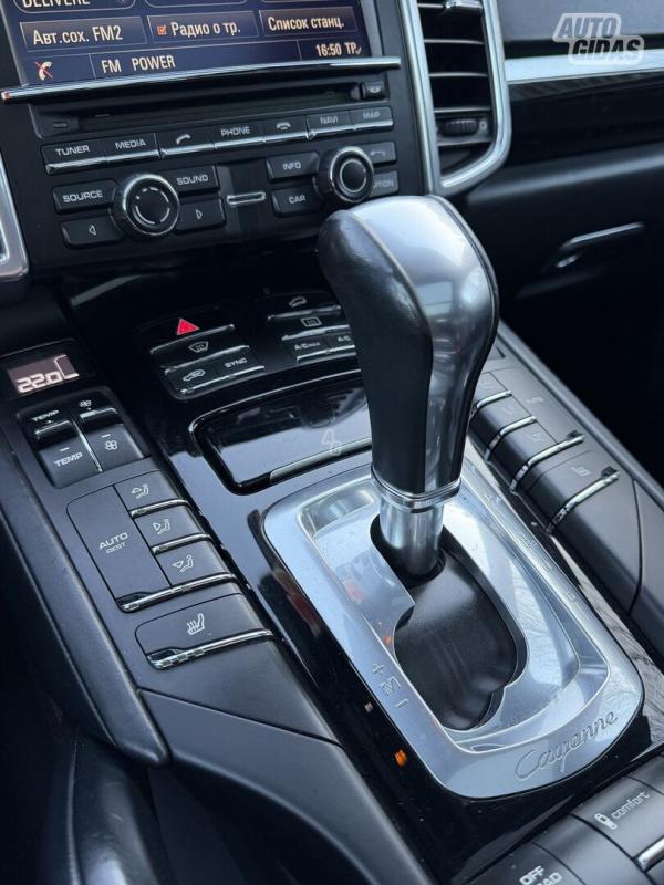 White Porsche Cayenne 2016 in Vilnius, with an engine capacity of 3.60 L and mileage of 202 thousand km for 24000 €, photo 10 on AUTOMOTO.COM.LV