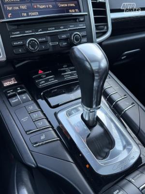 White Porsche Cayenne 2016 in Vilnius, with an engine capacity of 3.60 L and mileage of 202 thousand km for 24000 €, photo 11 on AUTOMOTO.COM.LV