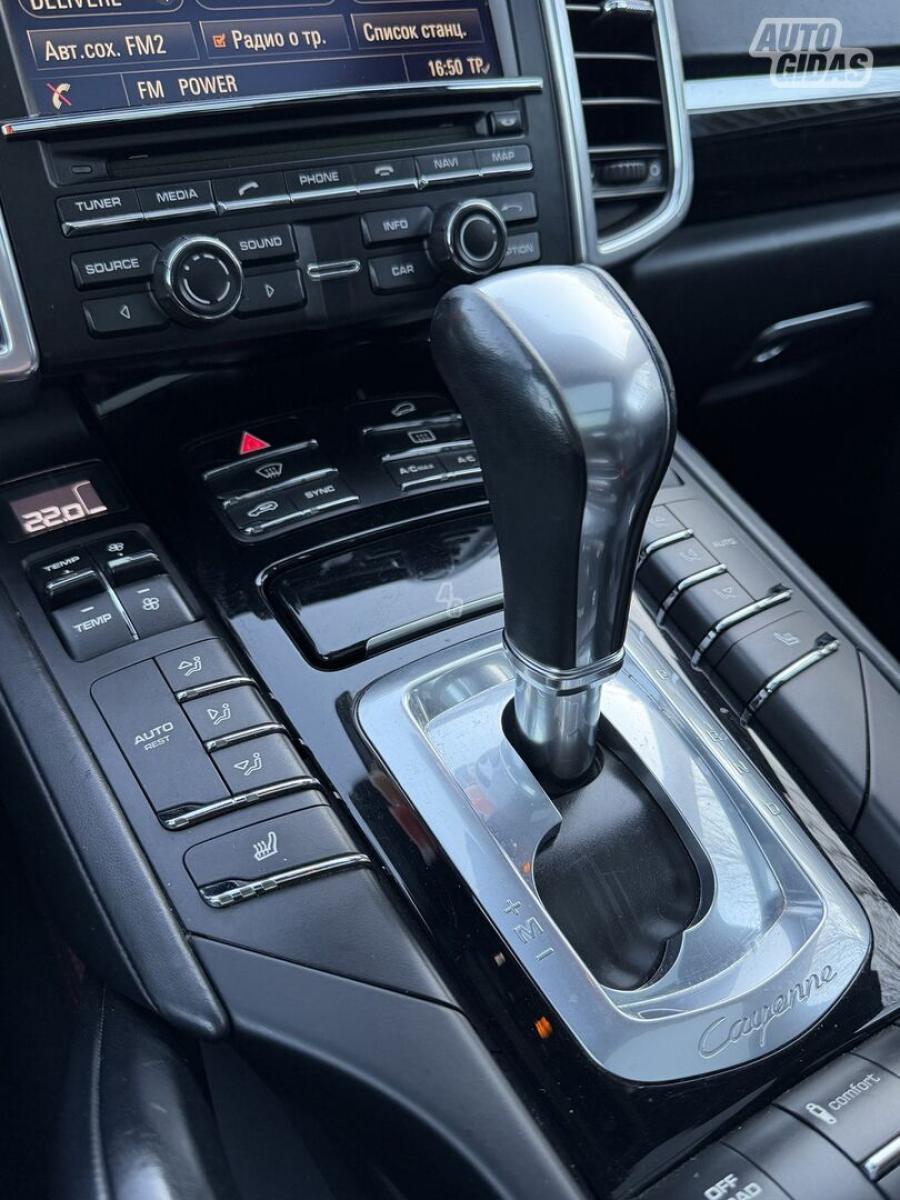 White Porsche Cayenne 2016 in Vilnius, with an engine capacity of 3.60 L and mileage of 202 thousand km for 24000 €, photo 11 on AUTOMOTO.COM.LV
