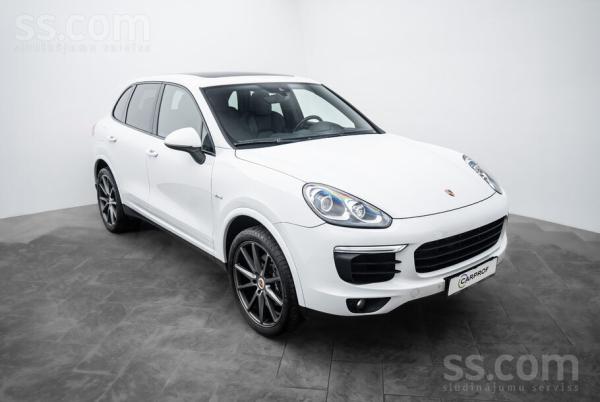 White Porsche Cayenne 2016 in Tallinn, with an engine capacity of 3.00 L and mileage of 238 thousand km for 22499 €, photo 3 on AUTOMOTO.COM.LV