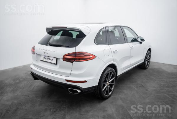 White Porsche Cayenne 2016 in Tallinn, with an engine capacity of 3.00 L and mileage of 238 thousand km for 22499 €, photo 4 on AUTOMOTO.COM.LV