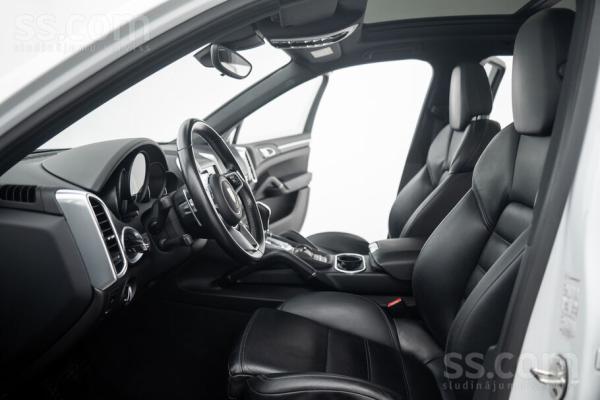 White Porsche Cayenne 2016 in Tallinn, with an engine capacity of 3.00 L and mileage of 238 thousand km for 22499 €, photo 7 on AUTOMOTO.COM.LV