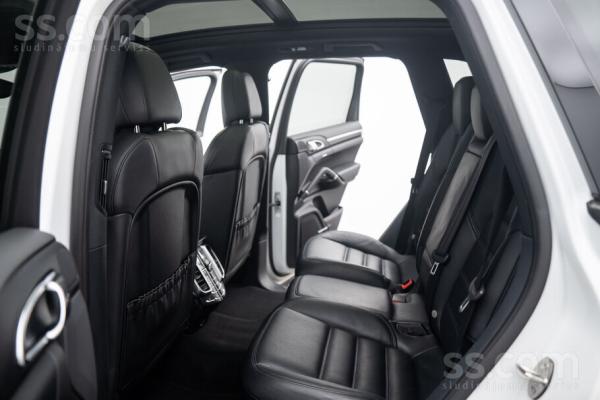 White Porsche Cayenne 2016 in Tallinn, with an engine capacity of 3.00 L and mileage of 238 thousand km for 22499 €, photo 8 on AUTOMOTO.COM.LV