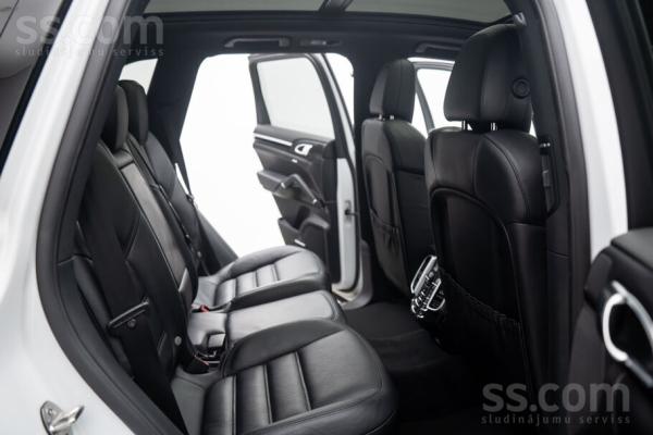 White Porsche Cayenne 2016 in Tallinn, with an engine capacity of 3.00 L and mileage of 238 thousand km for 22499 €, photo 9 on AUTOMOTO.COM.LV
