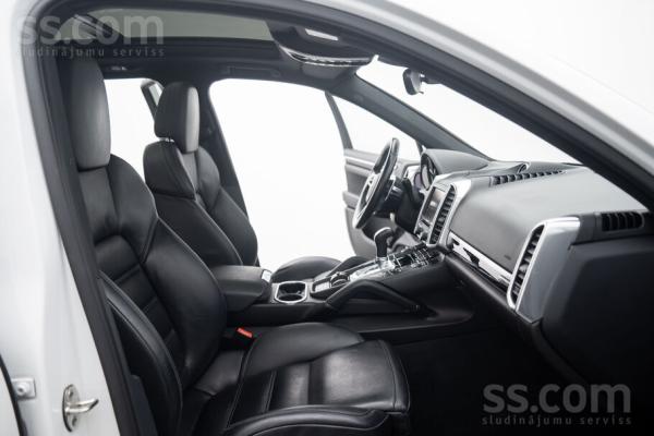 White Porsche Cayenne 2016 in Tallinn, with an engine capacity of 3.00 L and mileage of 238 thousand km for 22499 €, photo 10 on AUTOMOTO.COM.LV