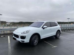 White Porsche Cayenne 2016 in Vilnius, with an engine capacity of 2.97 L and mileage of 305 thousand km for 20500 €, photo  on AUTOMOTO.COM.LV