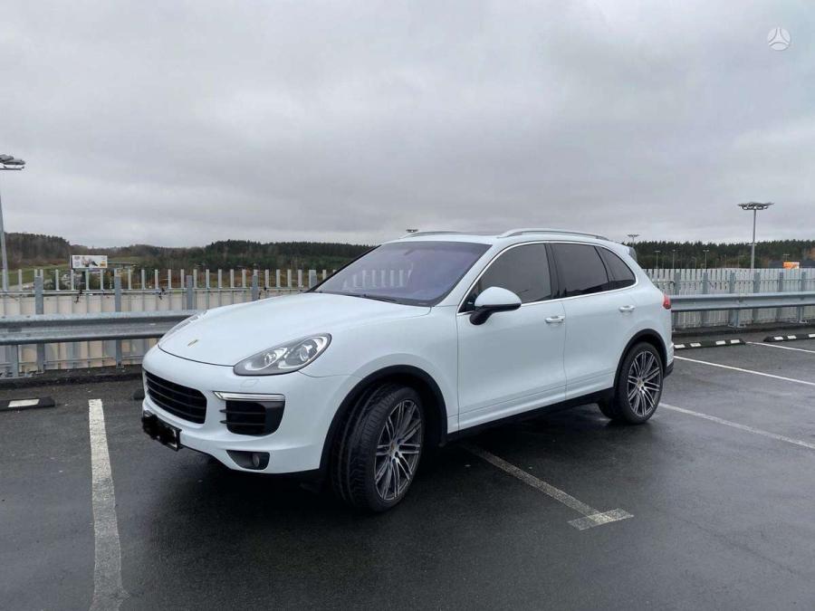 White Porsche Cayenne 2016 in Vilnius, with an engine capacity of 2.97 L and mileage of 305 thousand km for 20500 €, photo 1 on AUTOMOTO.COM.LV