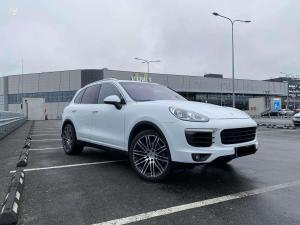 White Porsche Cayenne 2016 in Vilnius, with an engine capacity of 2.97 L and mileage of 305 thousand km for 20500 €, photo 3 on AUTOMOTO.COM.LV
