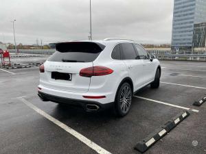 White Porsche Cayenne 2016 in Vilnius, with an engine capacity of 2.97 L and mileage of 305 thousand km for 20500 €, photo 4 on AUTOMOTO.COM.LV