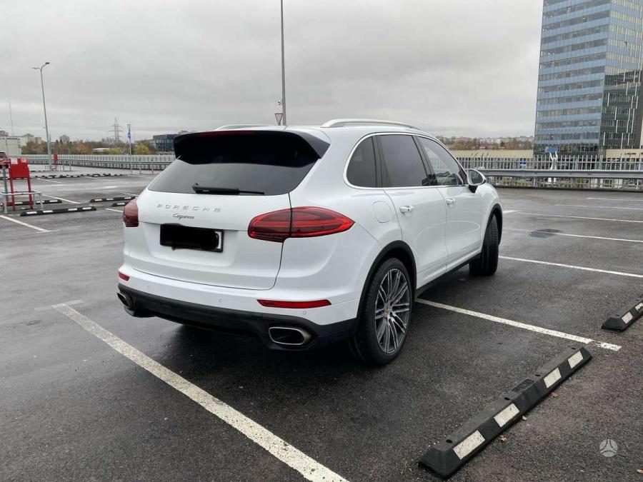 White Porsche Cayenne 2016 in Vilnius, with an engine capacity of 2.97 L and mileage of 305 thousand km for 20500 €, photo 4 on AUTOMOTO.COM.LV
