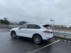 White Porsche Cayenne 2016 in Vilnius, with an engine capacity of 2.97 L and mileage of 305 thousand km for 20500 €, photo 5 on AUTOMOTO.COM.LV