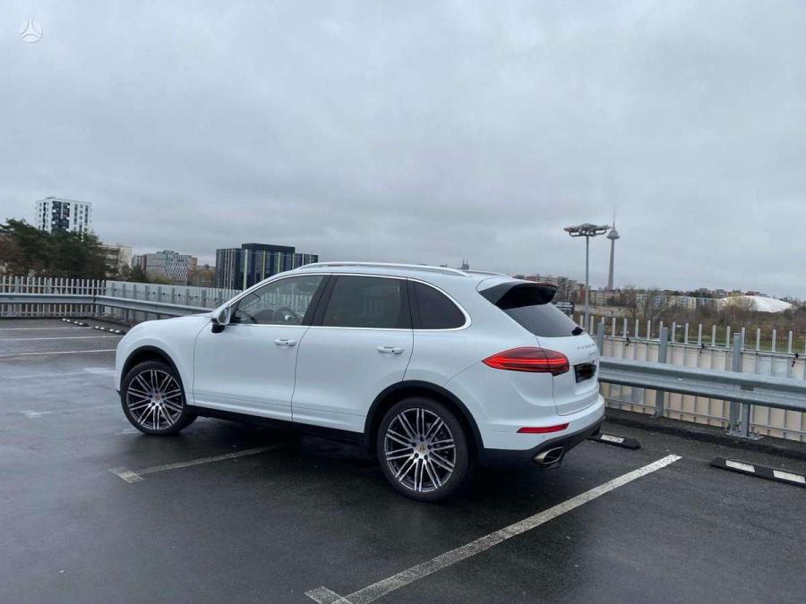 White Porsche Cayenne 2016 in Vilnius, with an engine capacity of 2.97 L and mileage of 305 thousand km for 20500 €, photo 5 on AUTOMOTO.COM.LV