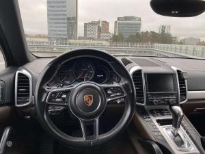 White Porsche Cayenne 2016 in Vilnius, with an engine capacity of 2.97 L and mileage of 305 thousand km for 20500 €, photo 7 on AUTOMOTO.COM.LV