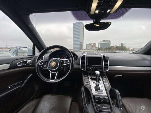 Balts Porsche Cayenne 2016 Viļņa, ar dzinēja tilpumu 2.97 L un nobraukumu 305 tūkst. km par 20500 €, foto 7 vietnē AUTOMOTO.COM.LV