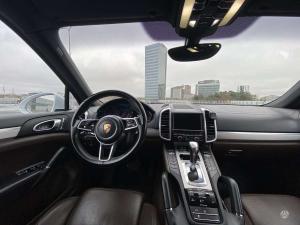 White Porsche Cayenne 2016 in Vilnius, with an engine capacity of 2.97 L and mileage of 305 thousand km for 20500 €, photo 8 on AUTOMOTO.COM.LV