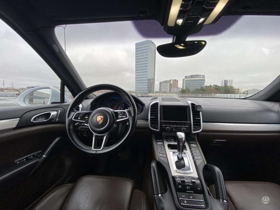 White Porsche Cayenne 2016 in Vilnius, with an engine capacity of 2.97 L and mileage of 305 thousand km for 20500 €, photo 8 on AUTOMOTO.COM.LV
