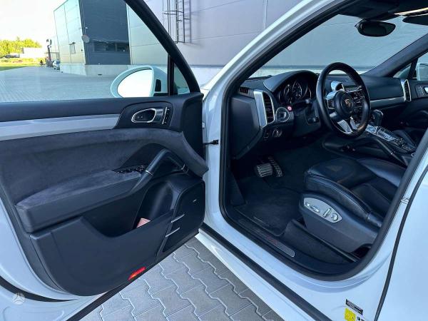 Balts Porsche Cayenne 2016 Šauļi, ar dzinēja tilpumu 3.60 L un nobraukumu 160 tūkst. km par 23800 €, foto 9 vietnē AUTOMOTO.COM.LV