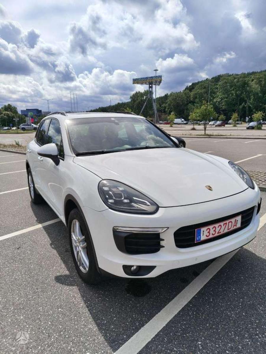 White Porsche Cayenne 2016 in Vilnius, with an engine capacity of 3.60 L and mileage of 207 thousand km for 18300 €, photo 1 on AUTOMOTO.COM.LV