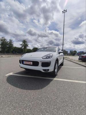 White Porsche Cayenne 2016 in Vilnius, with an engine capacity of 3.60 L and mileage of 207 thousand km for 18300 €, photo 3 on AUTOMOTO.COM.LV