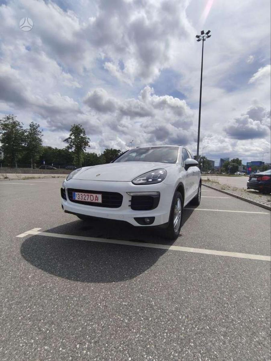 White Porsche Cayenne 2016 in Vilnius, with an engine capacity of 3.60 L and mileage of 207 thousand km for 18300 €, photo 3 on AUTOMOTO.COM.LV