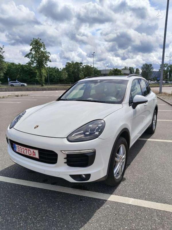 White Porsche Cayenne 2016 in Vilnius, with an engine capacity of 3.60 L and mileage of 207 thousand km for 18300 €, photo 3 on AUTOMOTO.COM.LV