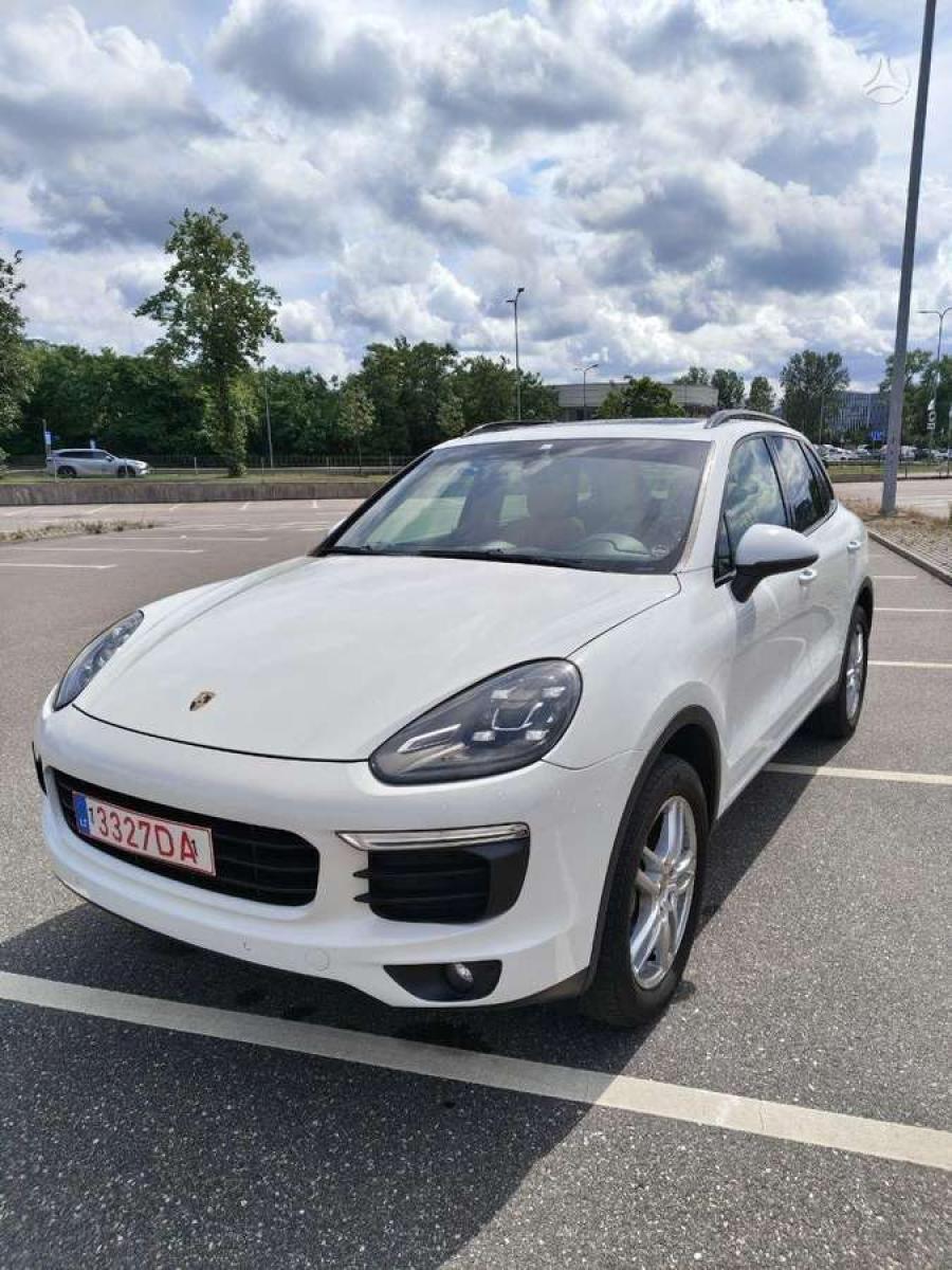 White Porsche Cayenne 2016 in Vilnius, with an engine capacity of 3.60 L and mileage of 207 thousand km for 18300 €, photo 4 on AUTOMOTO.COM.LV