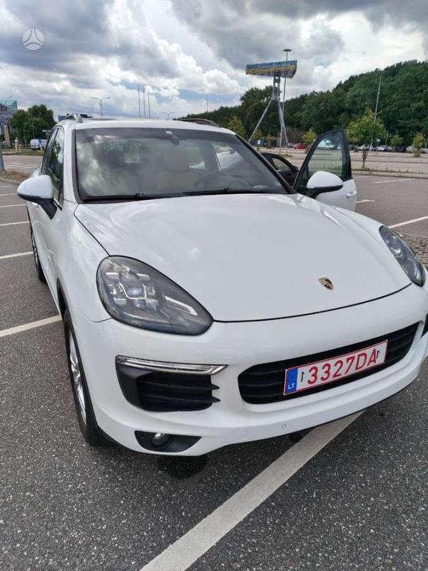 White Porsche Cayenne 2016 in Vilnius, with an engine capacity of 3.60 L and mileage of 207 thousand km for 18300 €, photo 4 on AUTOMOTO.COM.LV