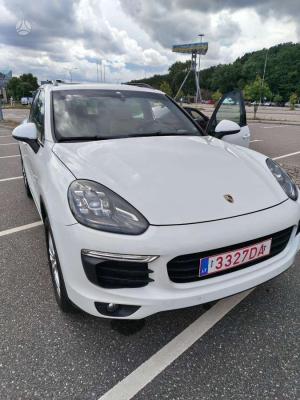 White Porsche Cayenne 2016 in Vilnius, with an engine capacity of 3.60 L and mileage of 207 thousand km for 18300 €, photo 5 on AUTOMOTO.COM.LV