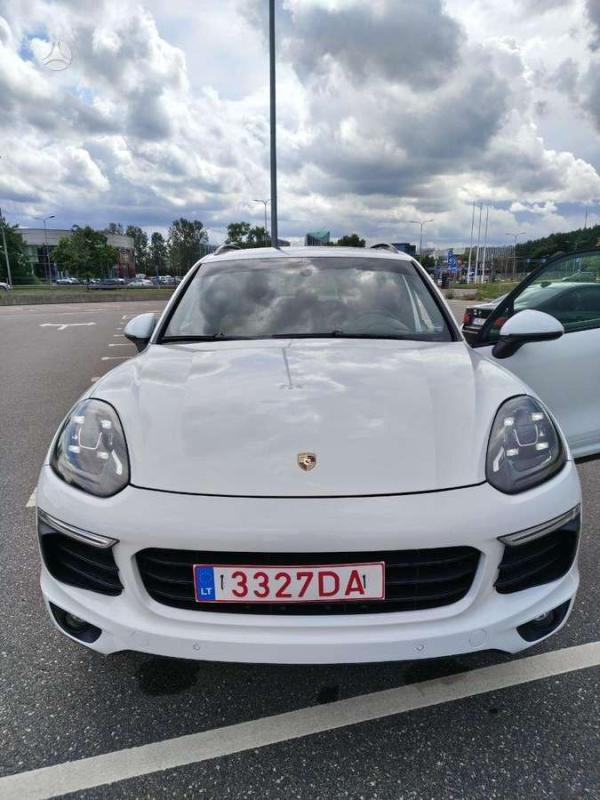 White Porsche Cayenne 2016 in Vilnius, with an engine capacity of 3.60 L and mileage of 207 thousand km for 18300 €, photo 5 on AUTOMOTO.COM.LV