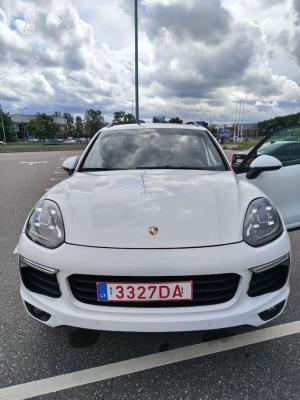 White Porsche Cayenne 2016 in Vilnius, with an engine capacity of 3.60 L and mileage of 207 thousand km for 18300 €, photo 6 on AUTOMOTO.COM.LV