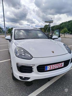 White Porsche Cayenne 2016 in Vilnius, with an engine capacity of 3.60 L and mileage of 207 thousand km for 18300 €, photo 7 on AUTOMOTO.COM.LV