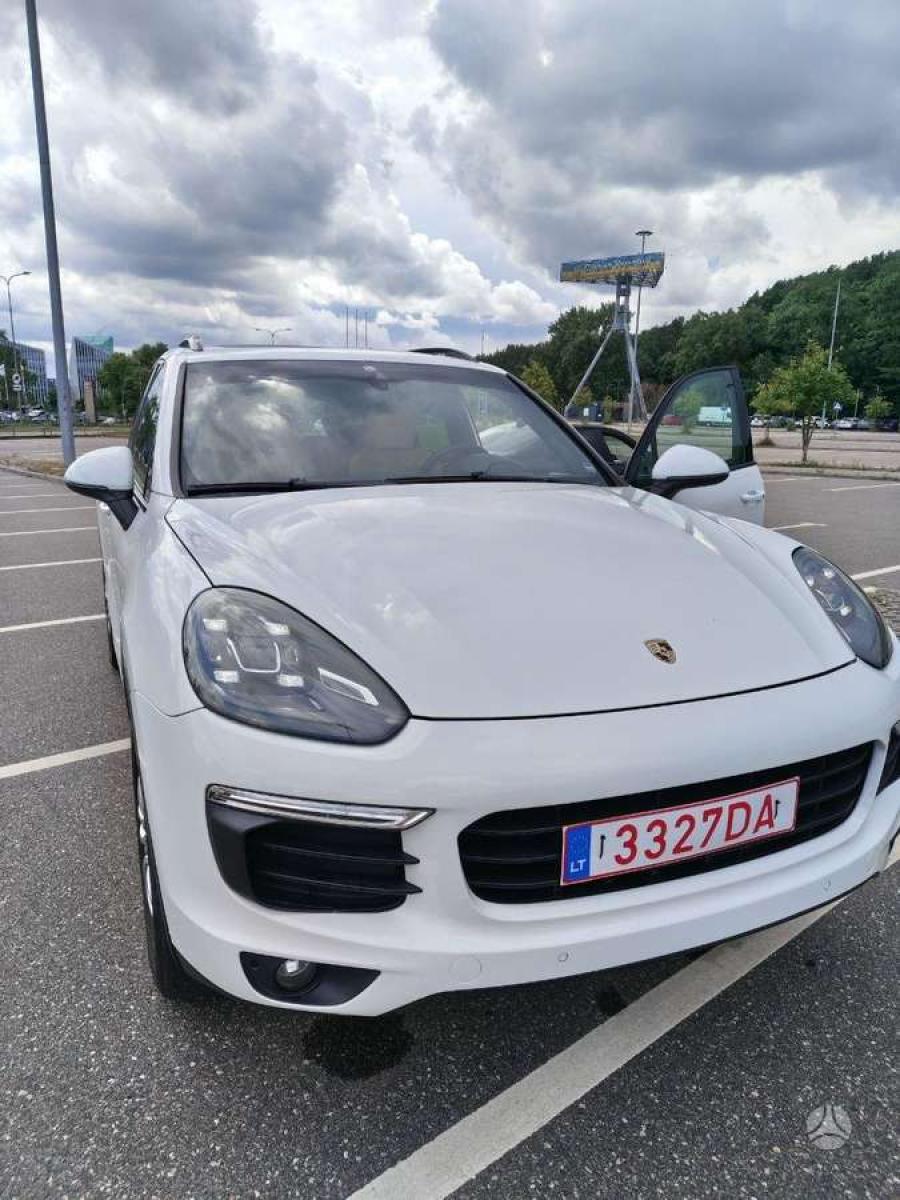 White Porsche Cayenne 2016 in Vilnius, with an engine capacity of 3.60 L and mileage of 207 thousand km for 18300 €, photo 7 on AUTOMOTO.COM.LV