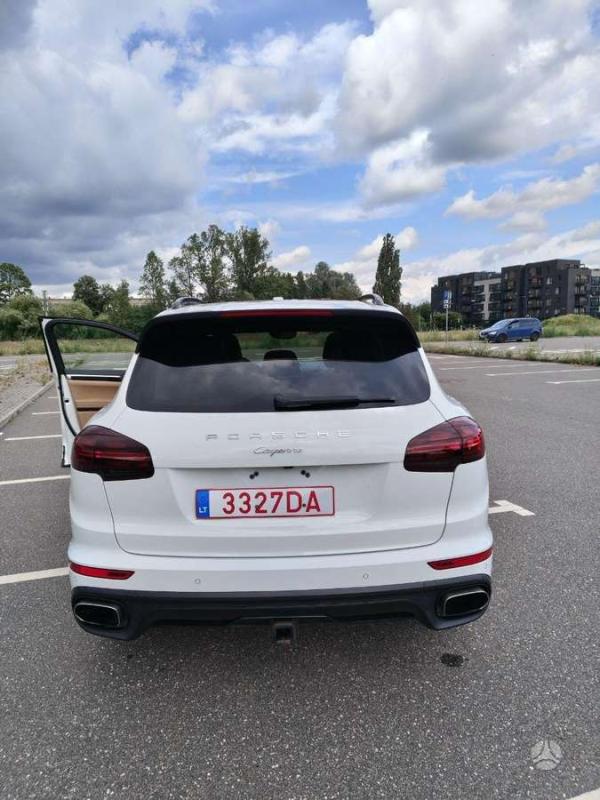 White Porsche Cayenne 2016 in Vilnius, with an engine capacity of 3.60 L and mileage of 207 thousand km for 18300 €, photo 7 on AUTOMOTO.COM.LV