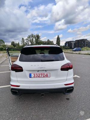 White Porsche Cayenne 2016 in Vilnius, with an engine capacity of 3.60 L and mileage of 207 thousand km for 18300 €, photo 8 on AUTOMOTO.COM.LV