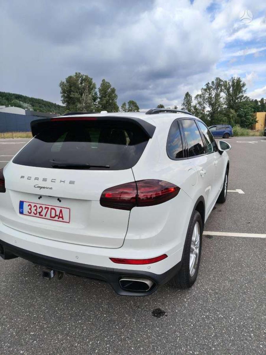 White Porsche Cayenne 2016 in Vilnius, with an engine capacity of 3.60 L and mileage of 207 thousand km for 18300 €, photo 9 on AUTOMOTO.COM.LV