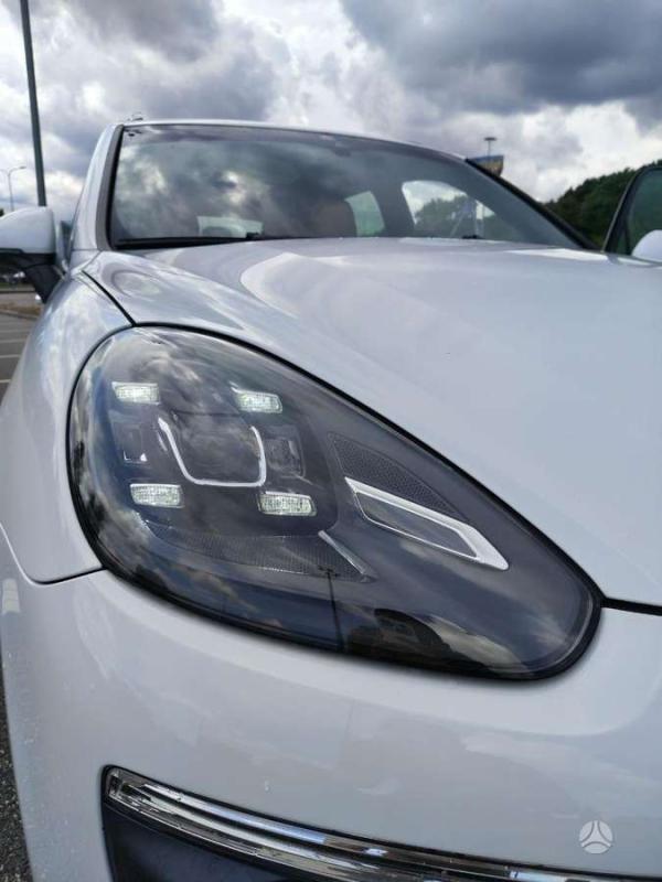 White Porsche Cayenne 2016 in Vilnius, with an engine capacity of 3.60 L and mileage of 207 thousand km for 18300 €, photo 9 on AUTOMOTO.COM.LV