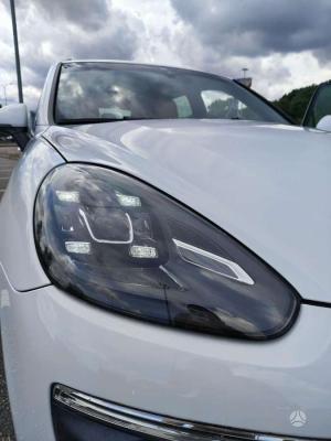 White Porsche Cayenne 2016 in Vilnius, with an engine capacity of 3.60 L and mileage of 207 thousand km for 18300 €, photo 10 on AUTOMOTO.COM.LV
