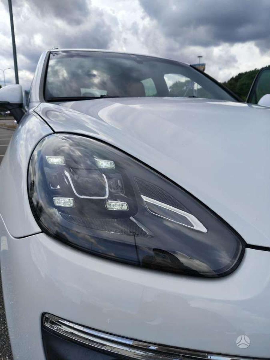 White Porsche Cayenne 2016 in Vilnius, with an engine capacity of 3.60 L and mileage of 207 thousand km for 18300 €, photo 10 on AUTOMOTO.COM.LV