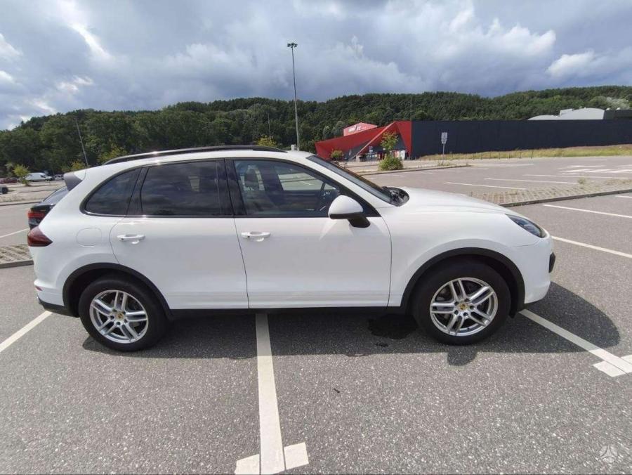 White Porsche Cayenne 2016 in Vilnius, with an engine capacity of 3.60 L and mileage of 207 thousand km for 18300 €, photo 11 on AUTOMOTO.COM.LV
