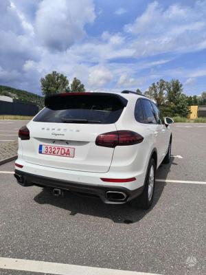 White Porsche Cayenne 2016 in Vilnius, with an engine capacity of 3.60 L and mileage of 207 thousand km for 18300 €, photo 12 on AUTOMOTO.COM.LV